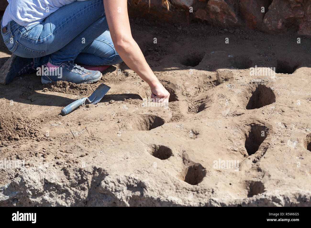 Archaeologist woman hi-res stock photography and images - Alamy