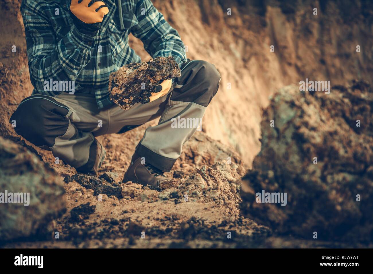 Geologist soil hi-res stock photography and images - Alamy