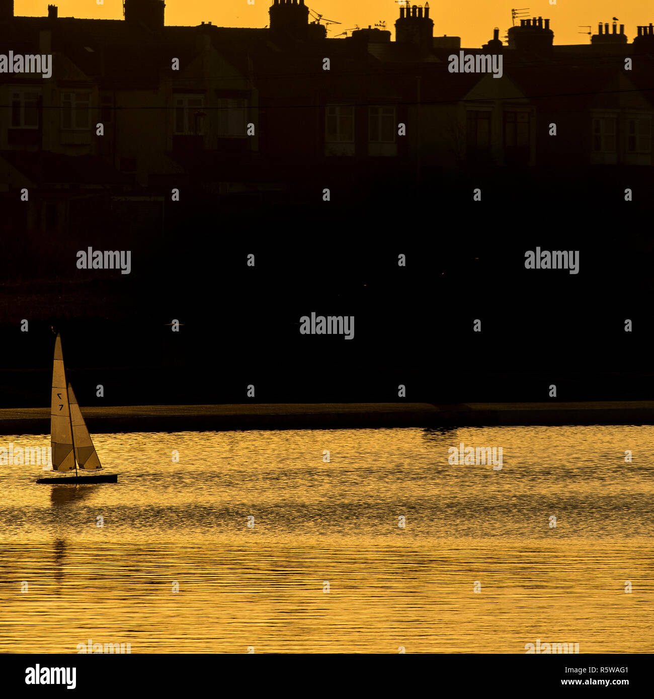 Model boat on lake hi-res stock photography and images - Alamy