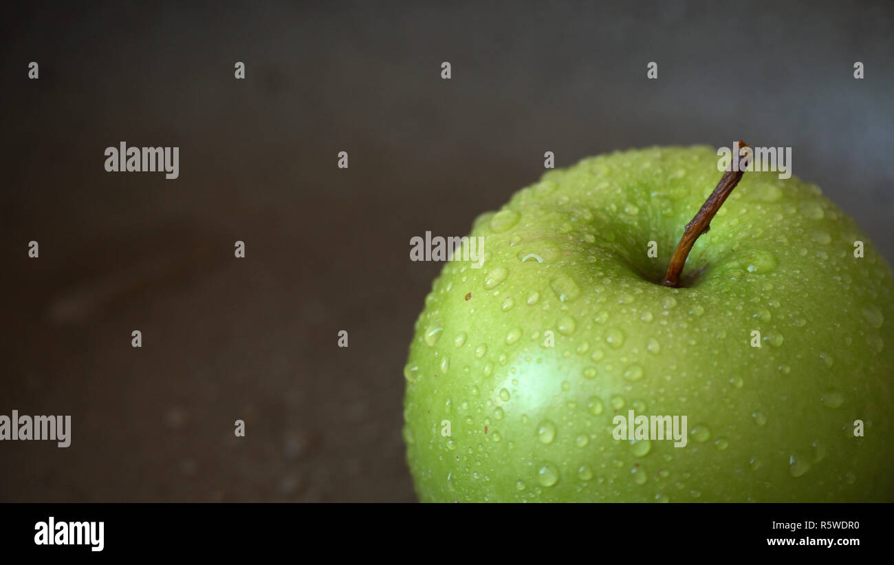 Rotation of a green apple with water drops Stock Photo - Alamy