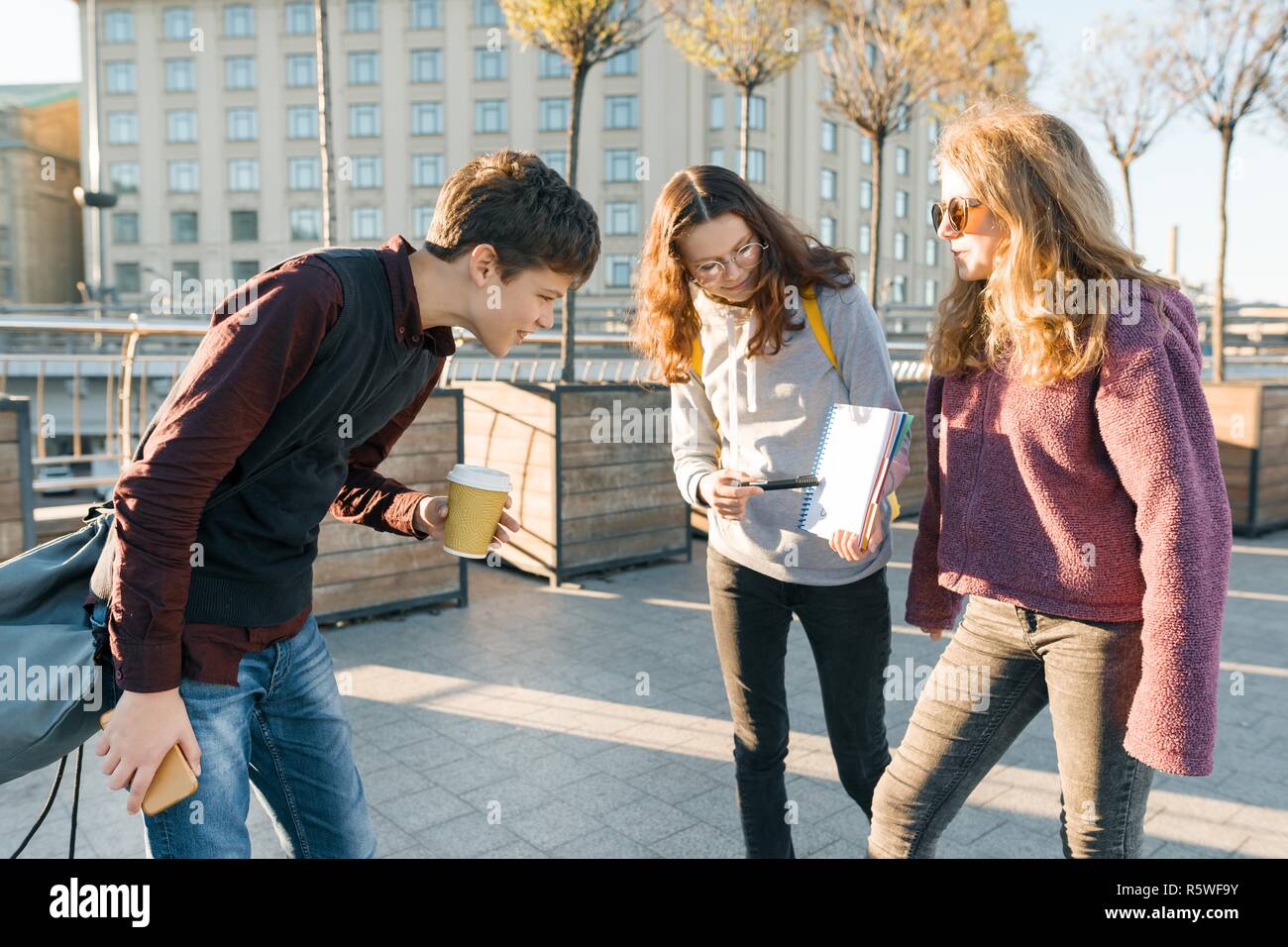 Two teenagers listening talking hi-res stock photography and images - Alamy