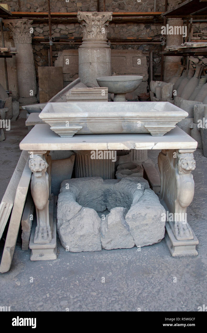 Ancient roman stone table hi-res stock photography and images - Alamy