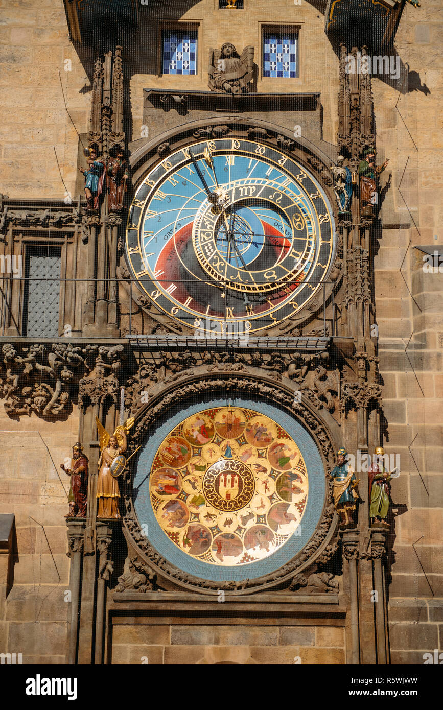 Clock face vertical hi-res stock photography and images - Alamy