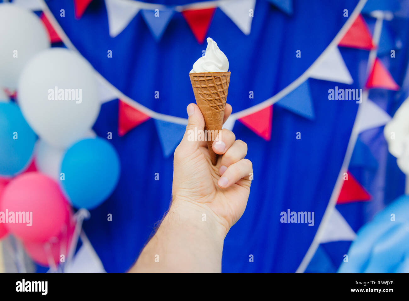 Hand holding ice cream hi-res stock photography and images - Alamy
