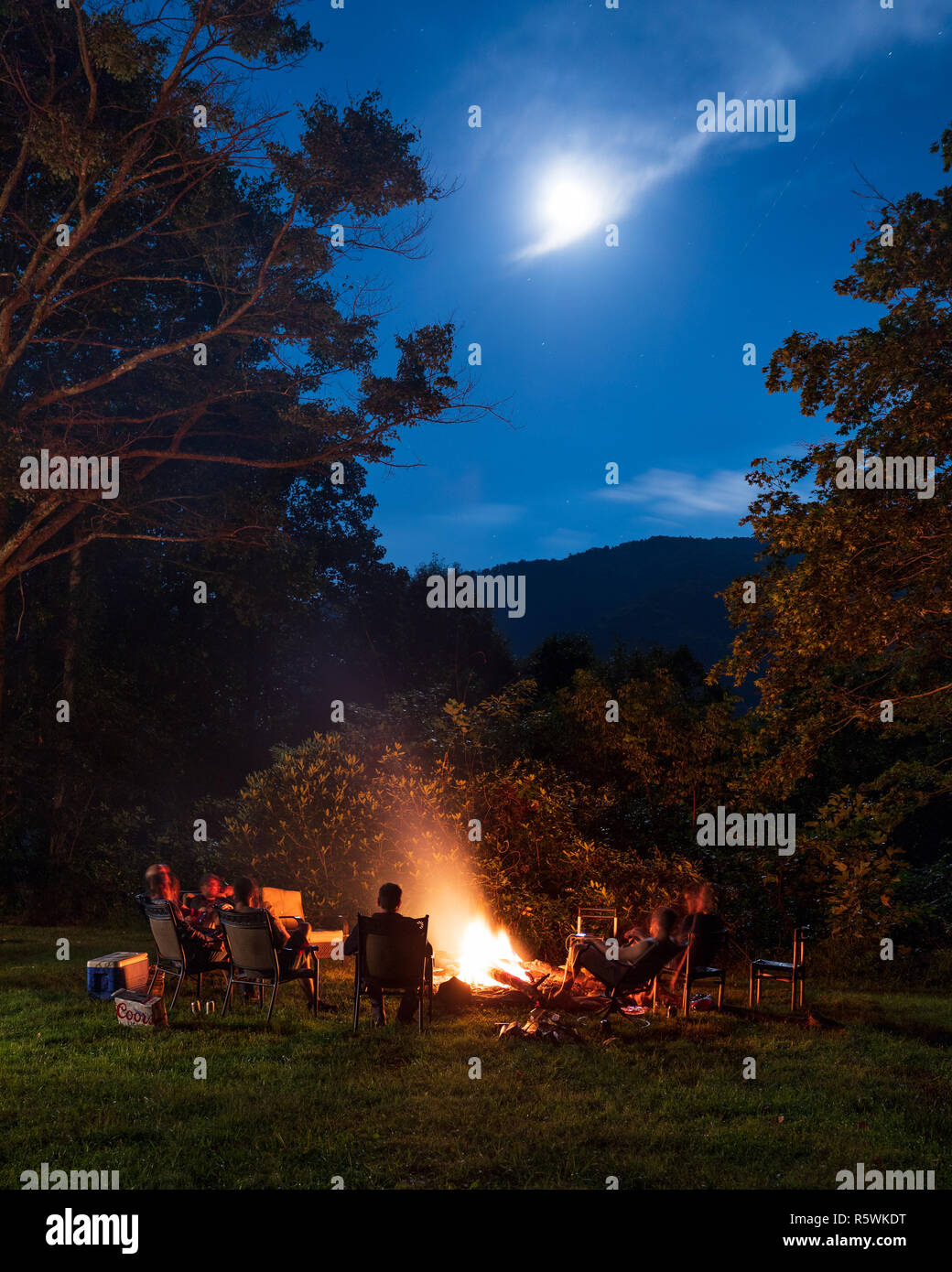 Campfire story hi-res stock photography and images - Alamy