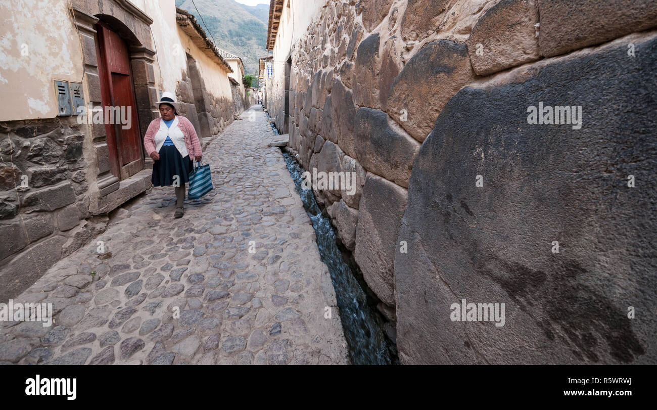 Poor indian woman walking hi-res stock photography and images - Alamy