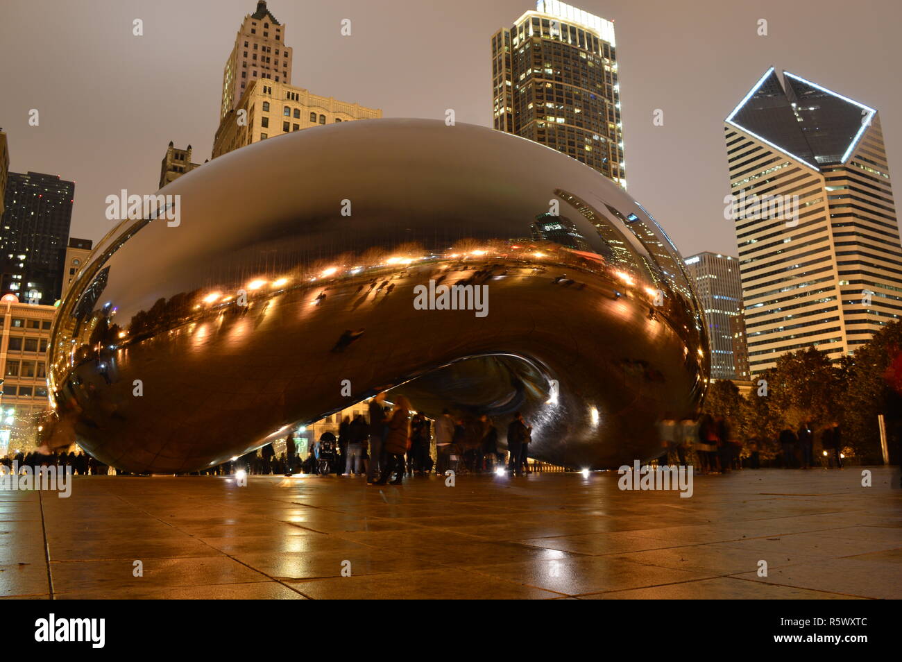 View to cloud gate at millenium park by night hi-res stock photography ...
