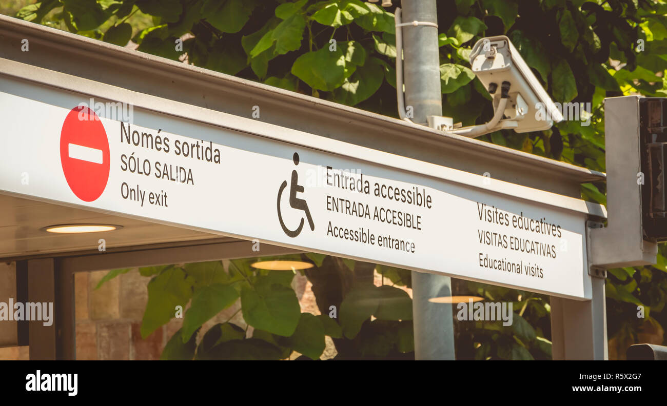 Warning signs in english spanish hi-res stock photography and images ...