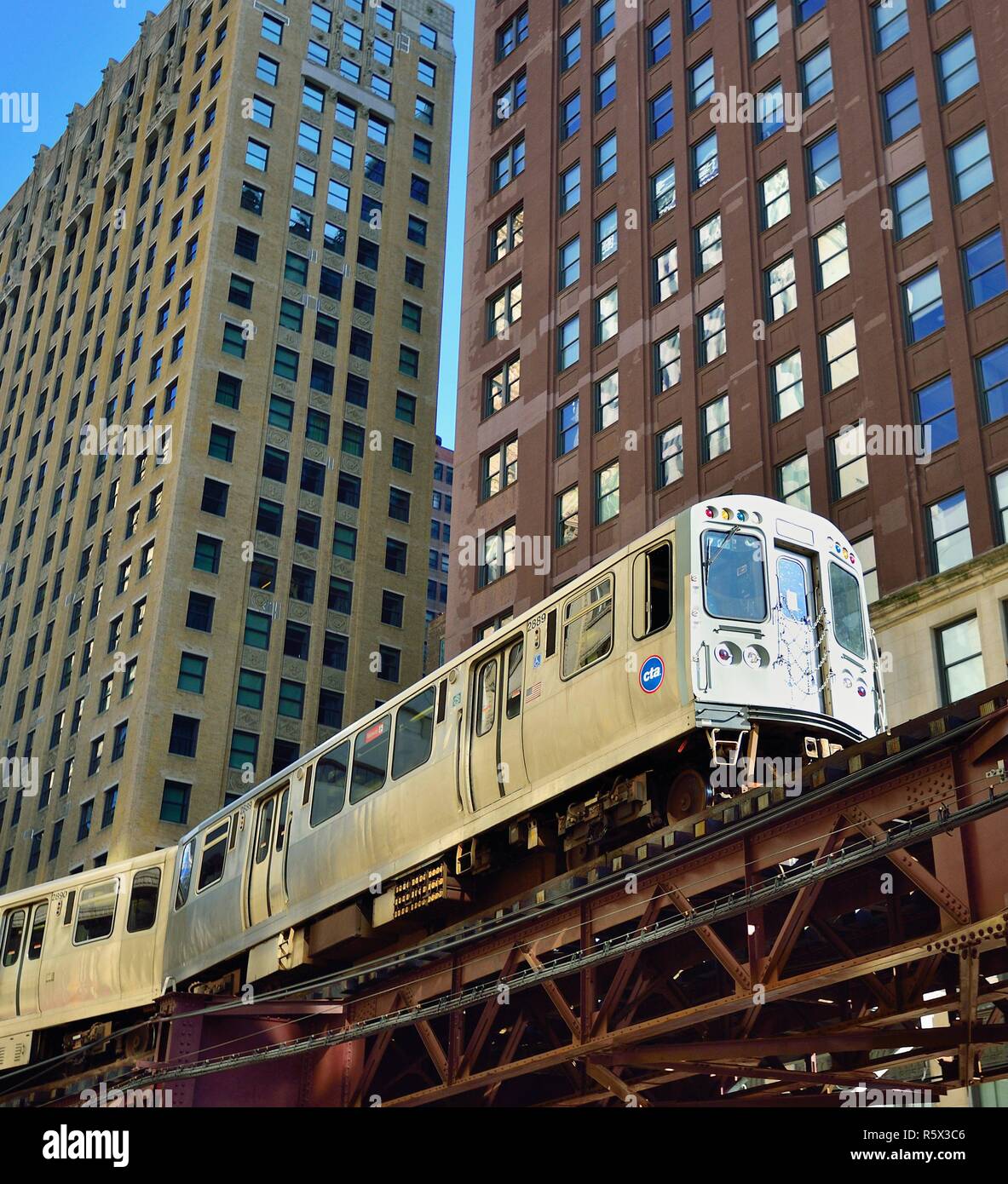 Chicago, Illinois, USA. A CTA rapid transit train negotiating the curve ...