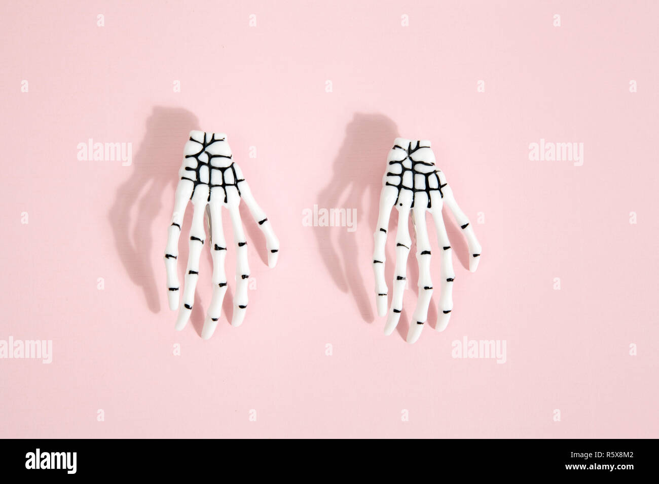 pink skeleton hand Stock Photo - Alamy
