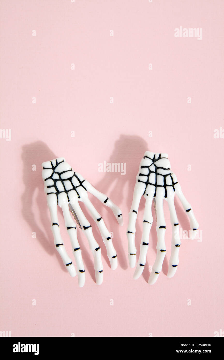Hand with skeleton hi-res stock photography and images - Alamy
