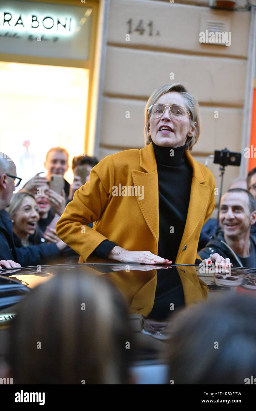 Rome, Italy. 01st Dec, 2018. Rome, Sharon Stone makes a long shopping ...