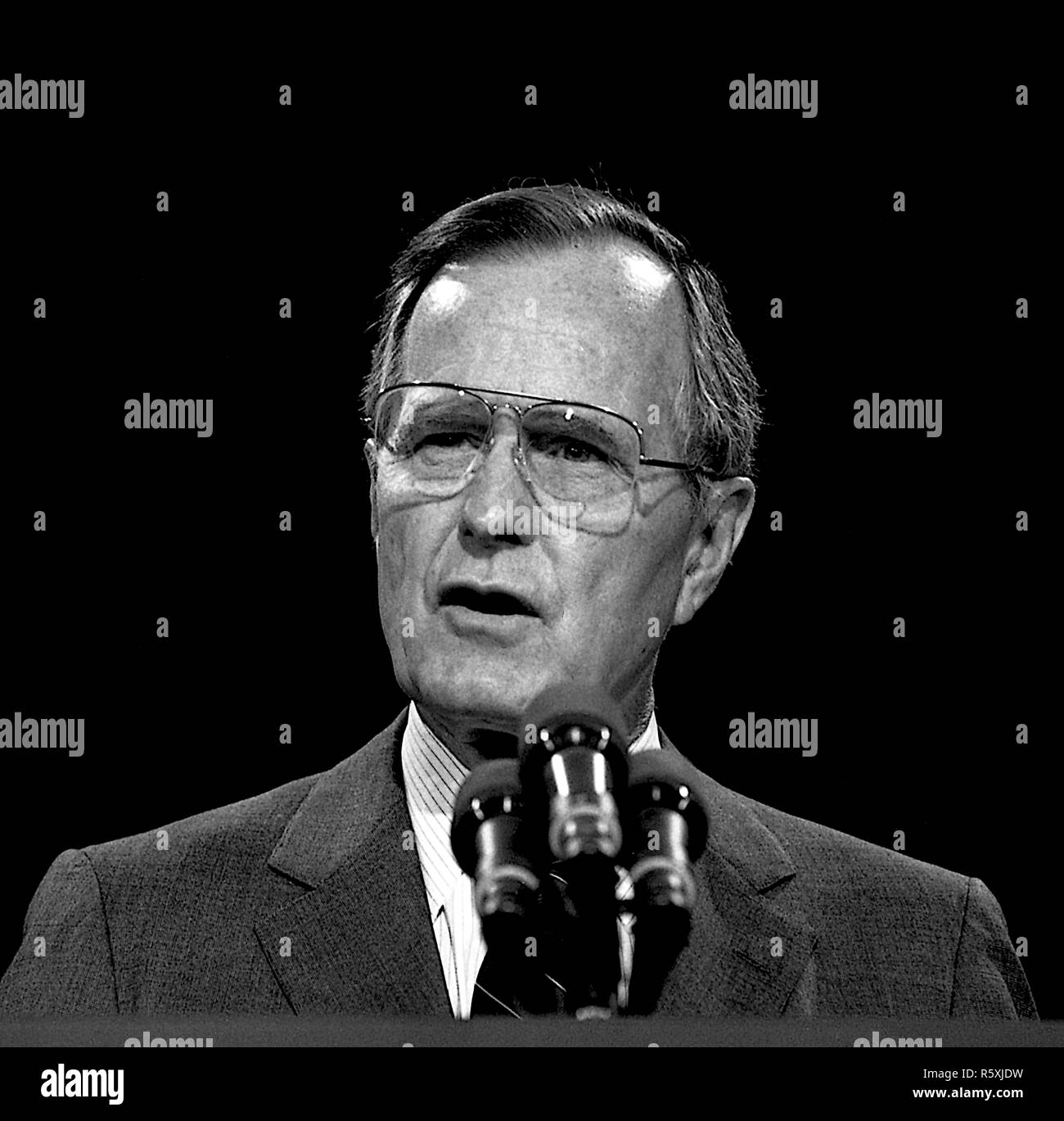 Bush briefing Black and White Stock Photos & Images - Alamy