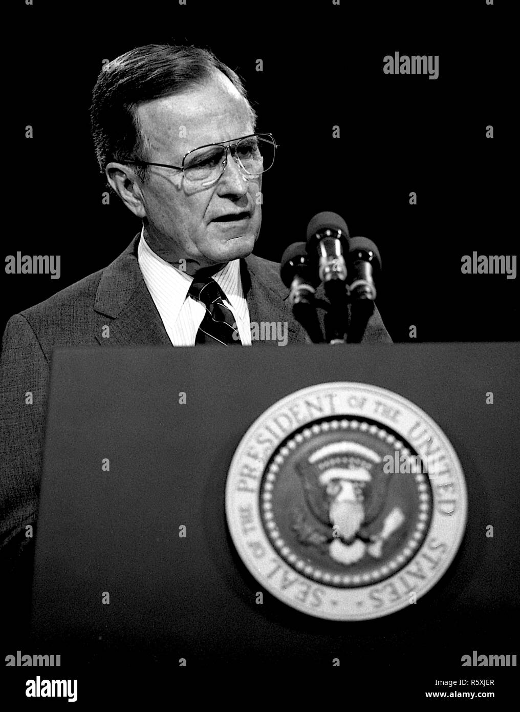 Bush briefing Black and White Stock Photos & Images - Alamy