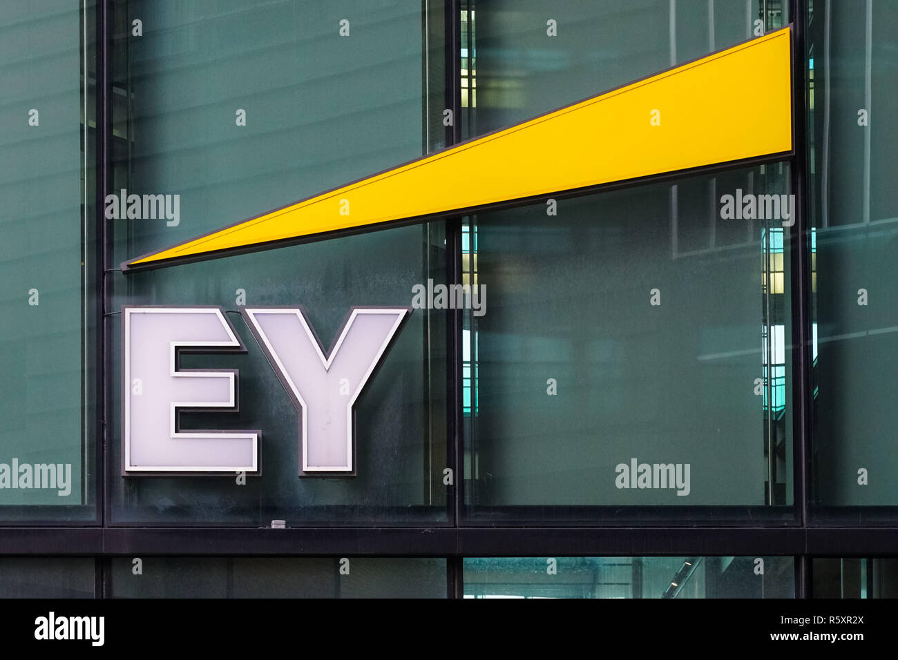 Ernst and young office hi-res stock photography and images - Alamy