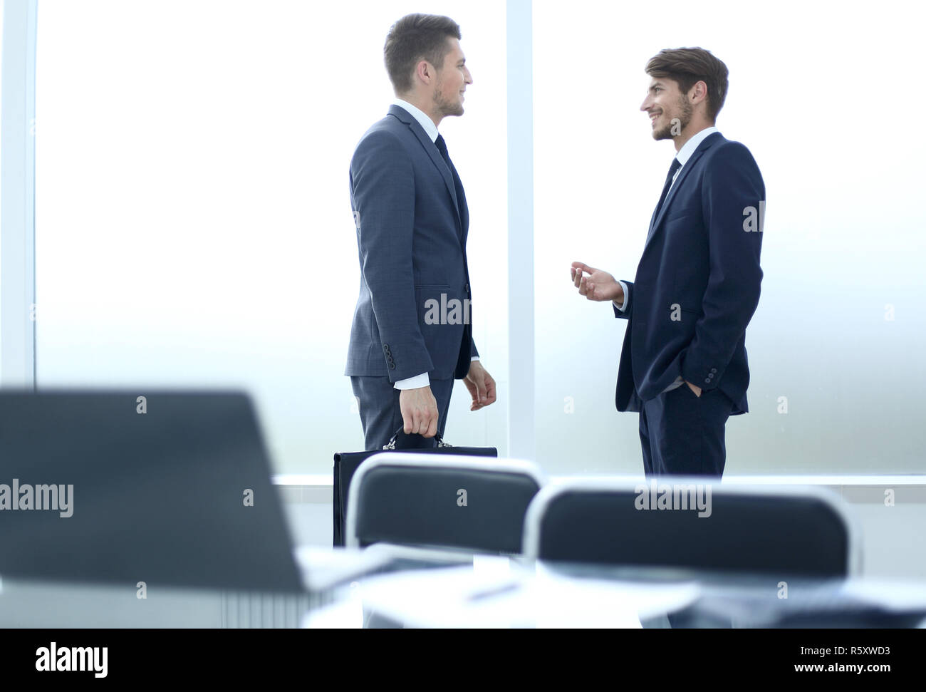 Office conversations hi-res stock photography and images - Alamy