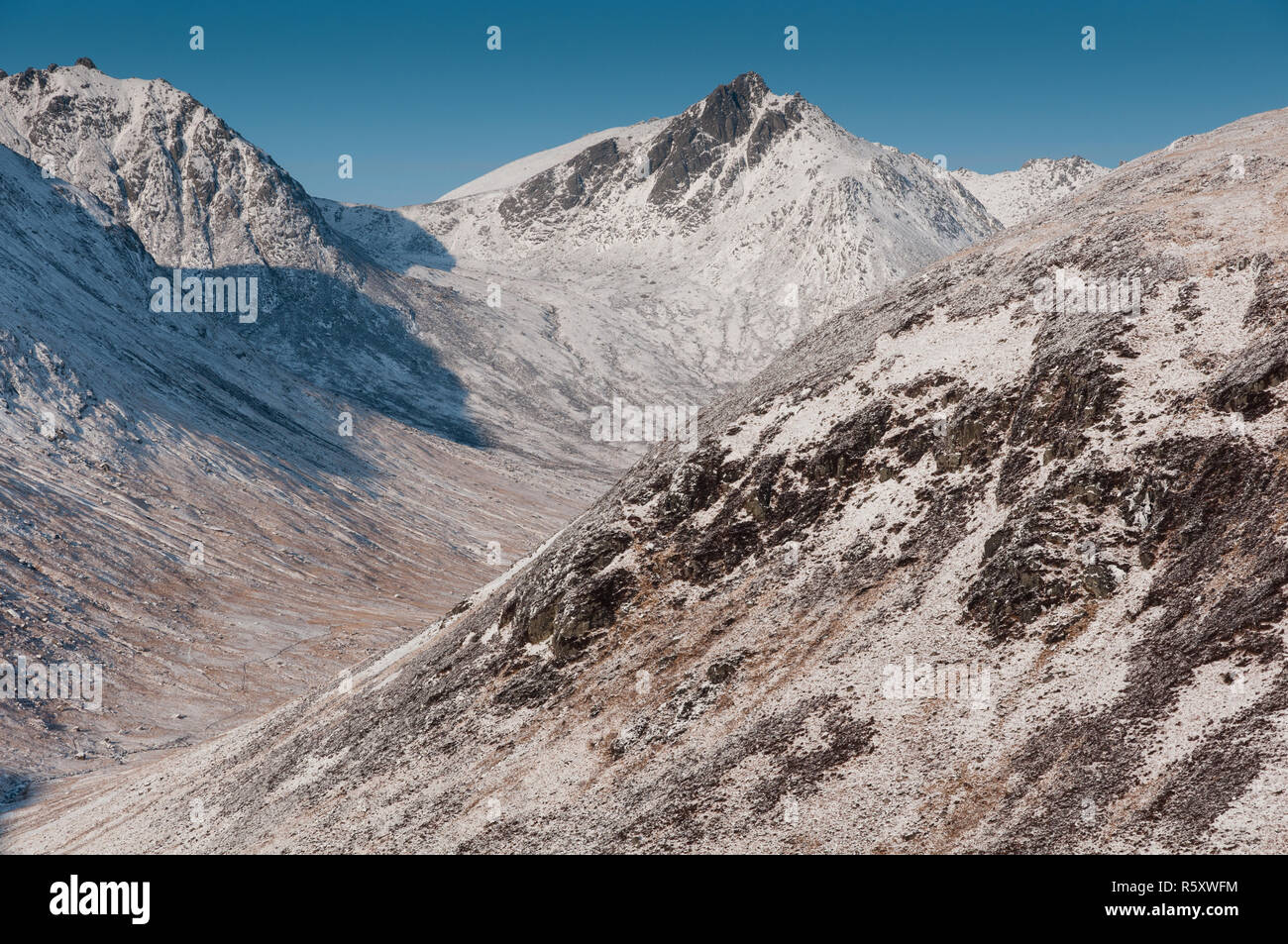 Gen Rosa and surrounding mountains in winter, Isle of Arran, Scotland ...