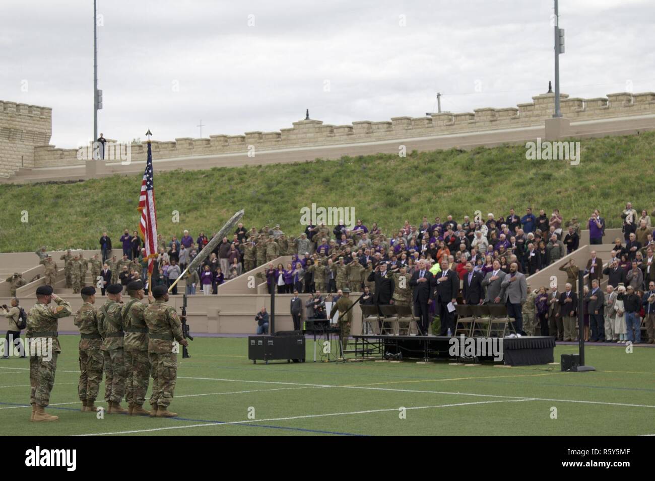 Soldiers of the 1st Inf. Div. present the colors of the United States ...