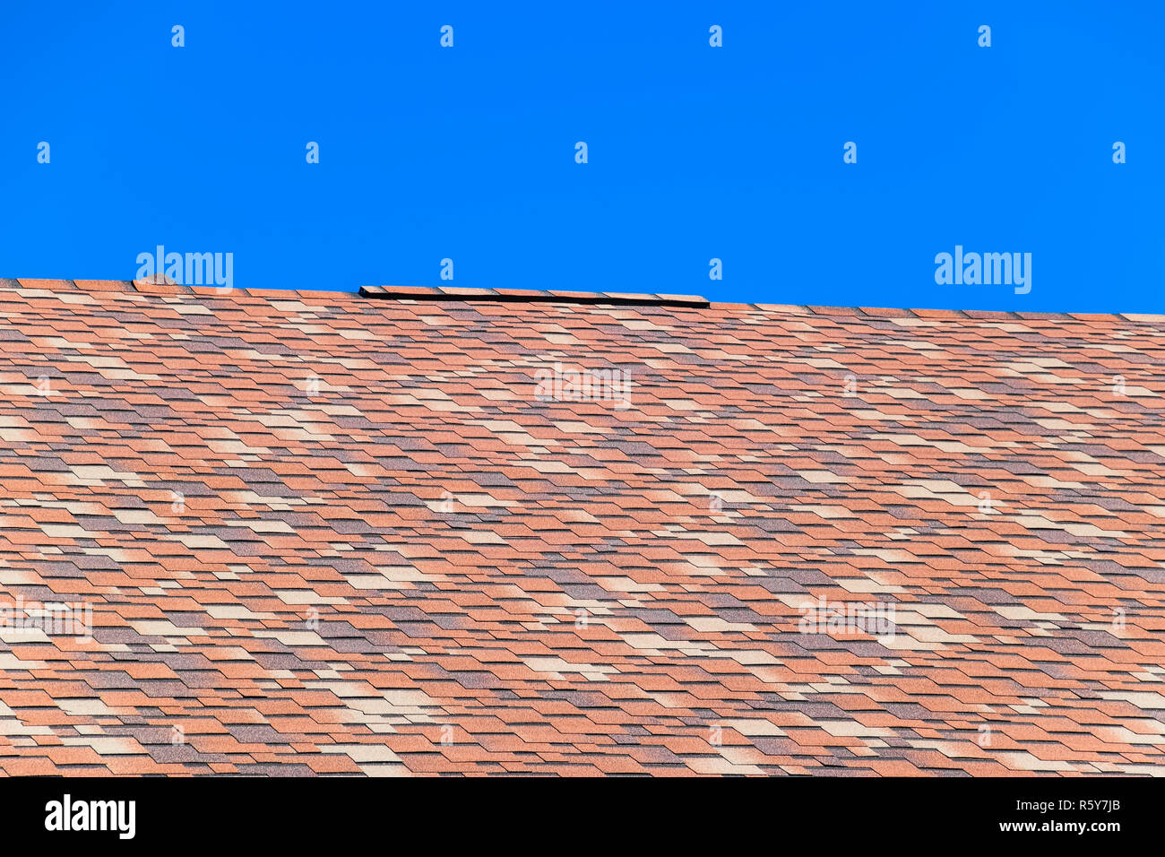 Roof from multi-colored bituminous shingles. Patterned bitumen shingles ...