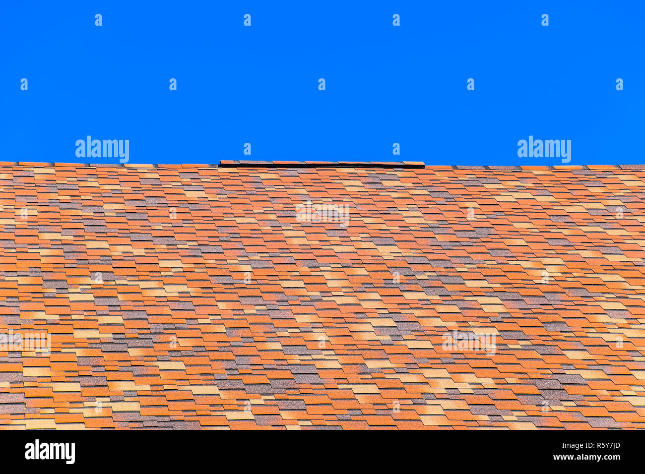 Roof from multi-colored bituminous shingles. Patterned bitumen shingles ...