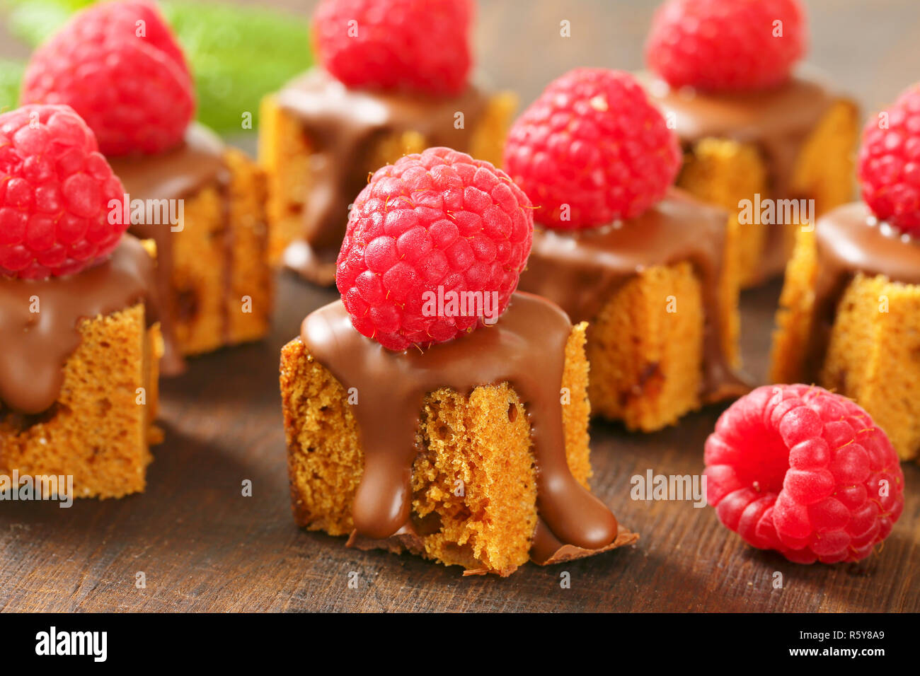 Mini gingerbread squares with melted chocolate Stock Photo - Alamy