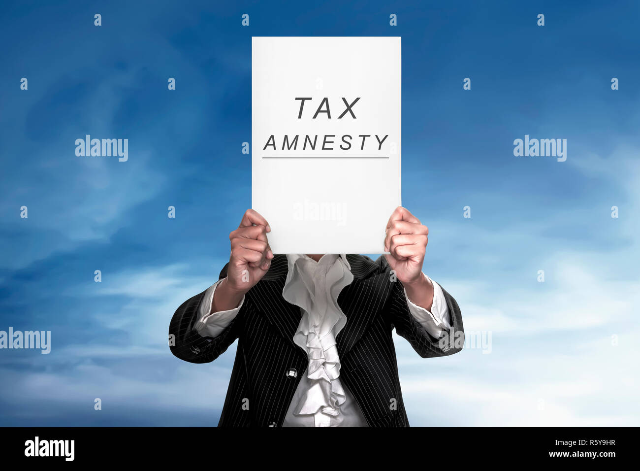 Human holding paper reads hi-res stock photography and images - Alamy