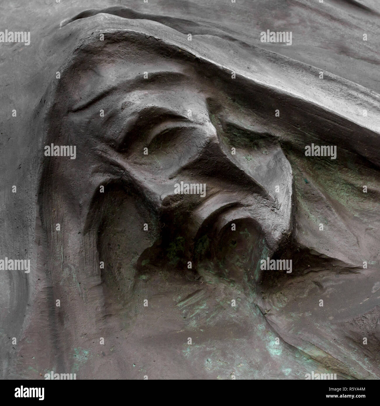 Weeping mother statue hi-res stock photography and images - Alamy