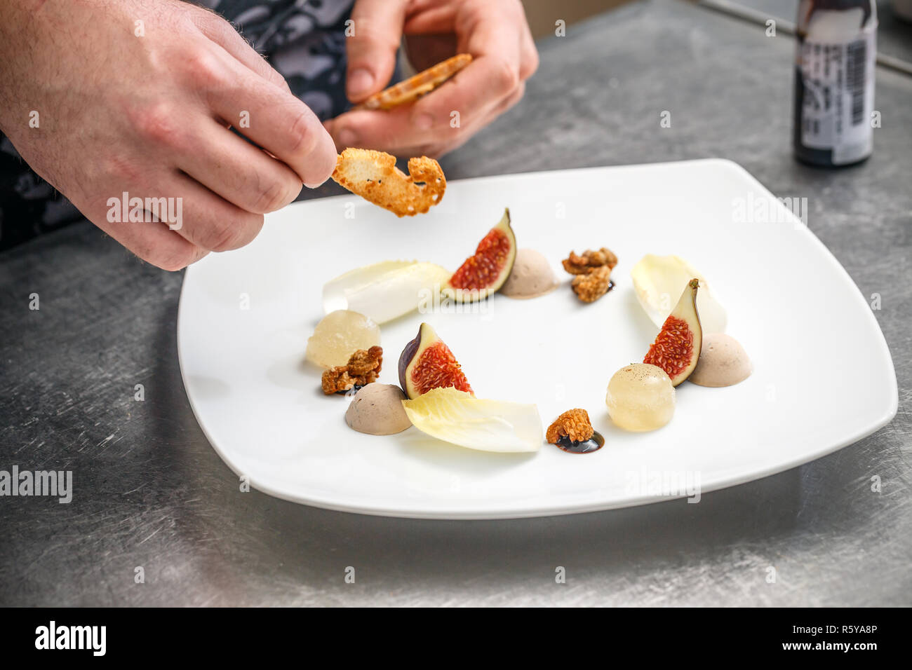 Chef preparing food breakfast buffet hi-res stock photography and ...