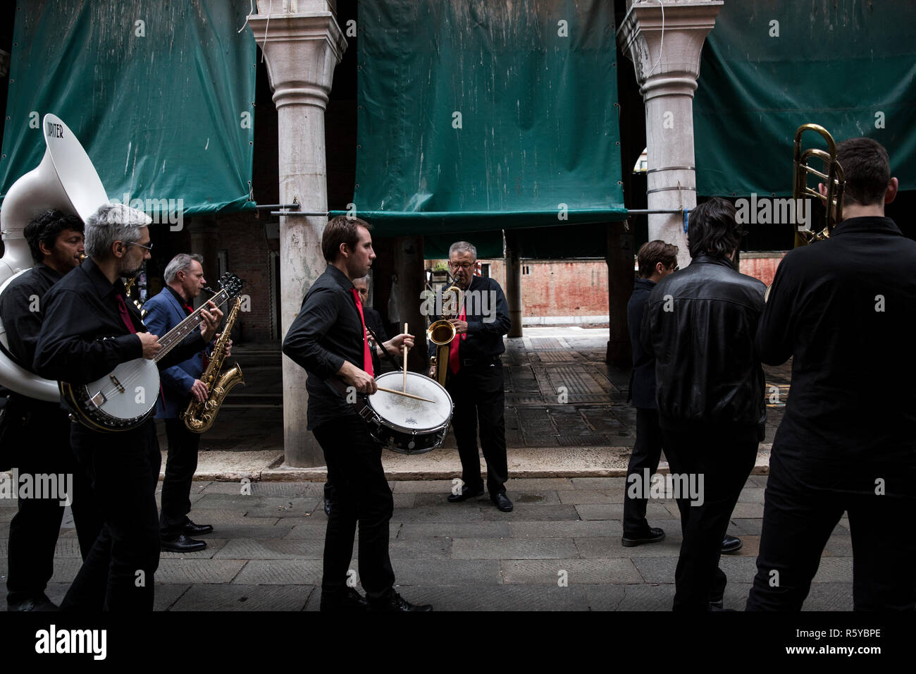Venice street musician hi-res stock photography and images - Alamy