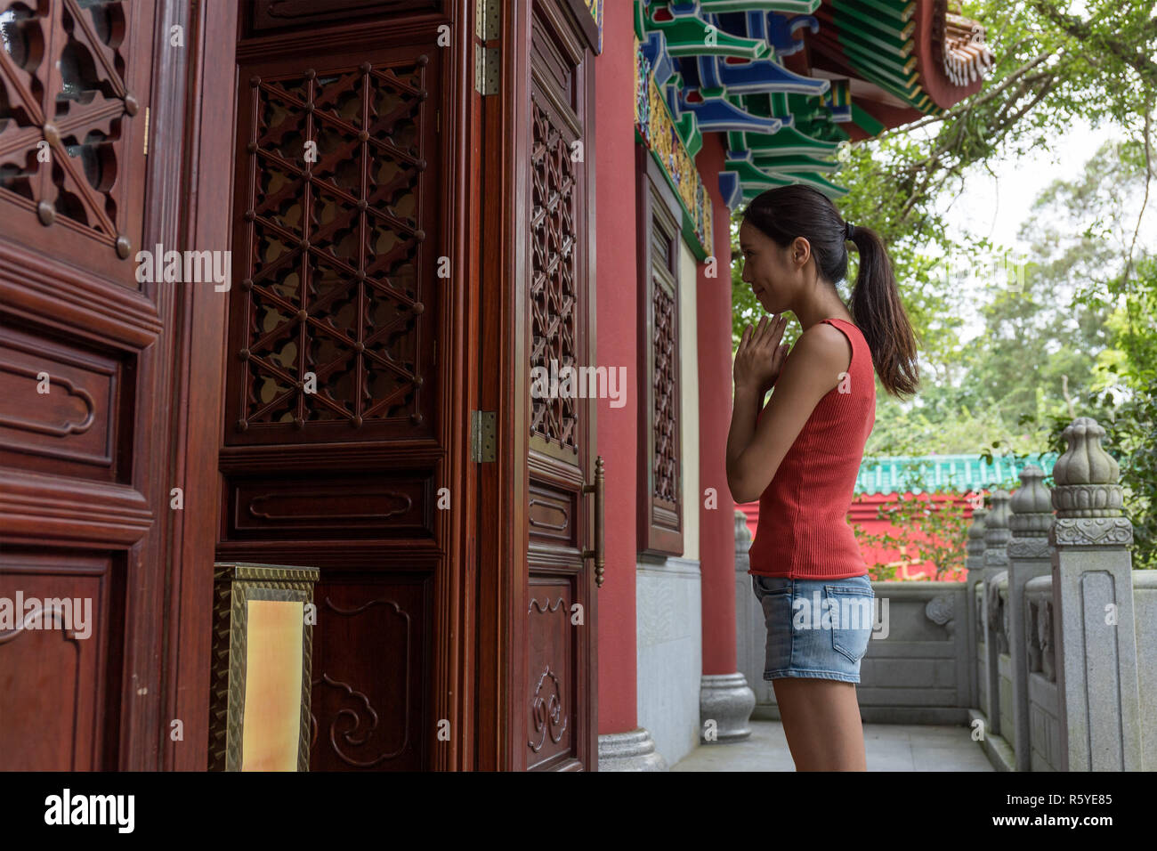 Woman praying in chinese temple Stock Photo - Alamy