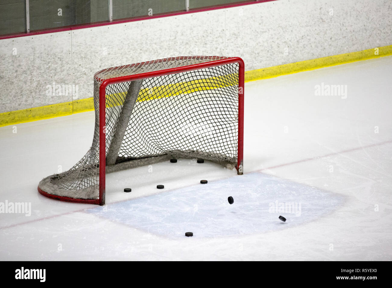Hockey goal post hi-res stock photography and images - Alamy