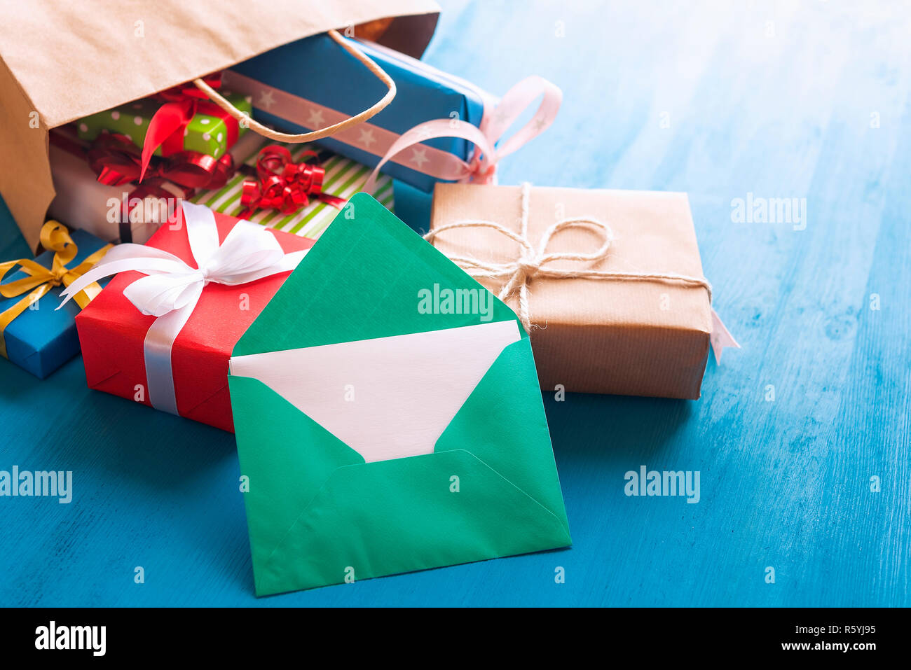 Gifting envelope hi-res stock photography and images - Alamy