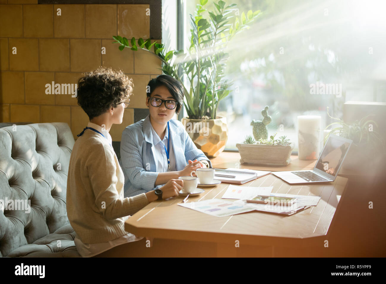 Ladies sharing hi-res stock photography and images - Alamy