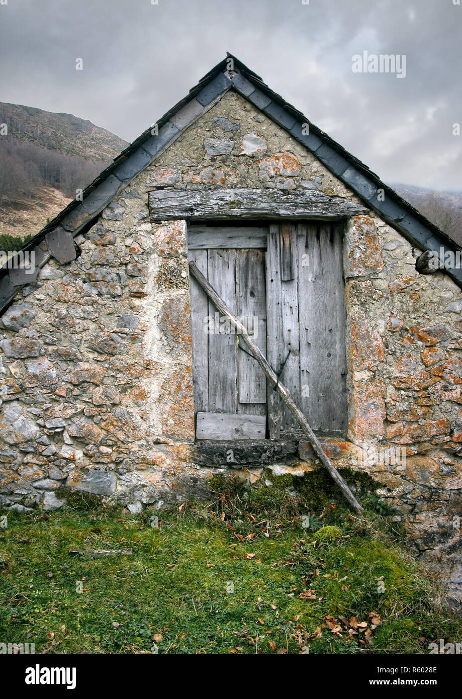 Old shepherd hut Stock Photo - Alamy