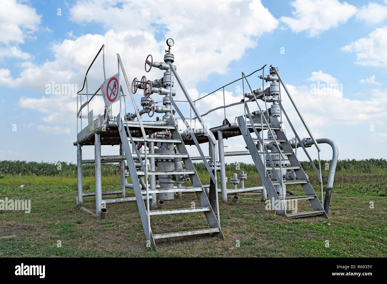 Equipment of an oil well Stock Photo - Alamy