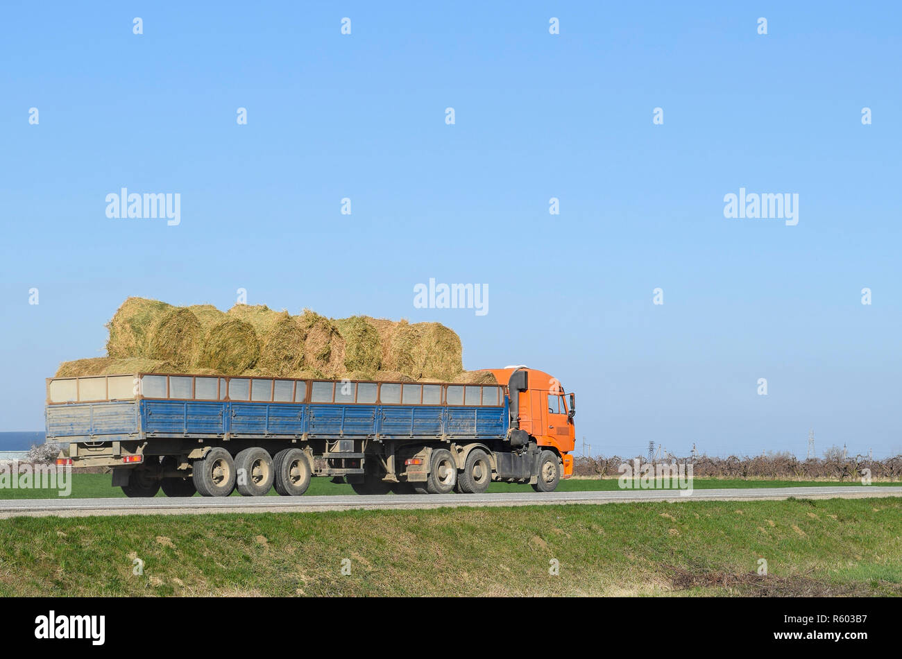 Straw lorry truck load hi-res stock photography and images - Alamy