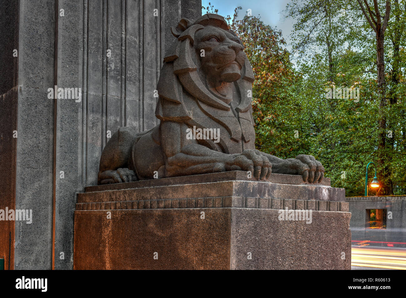 Lion monuments at the entrace to the Lions Gate Bridge in the evening ...