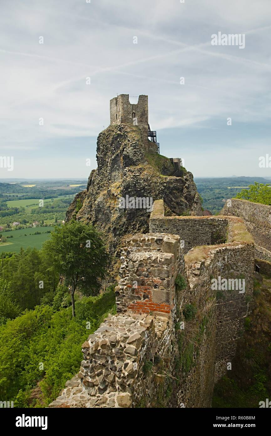 Large ruined castle hi-res stock photography and images - Alamy