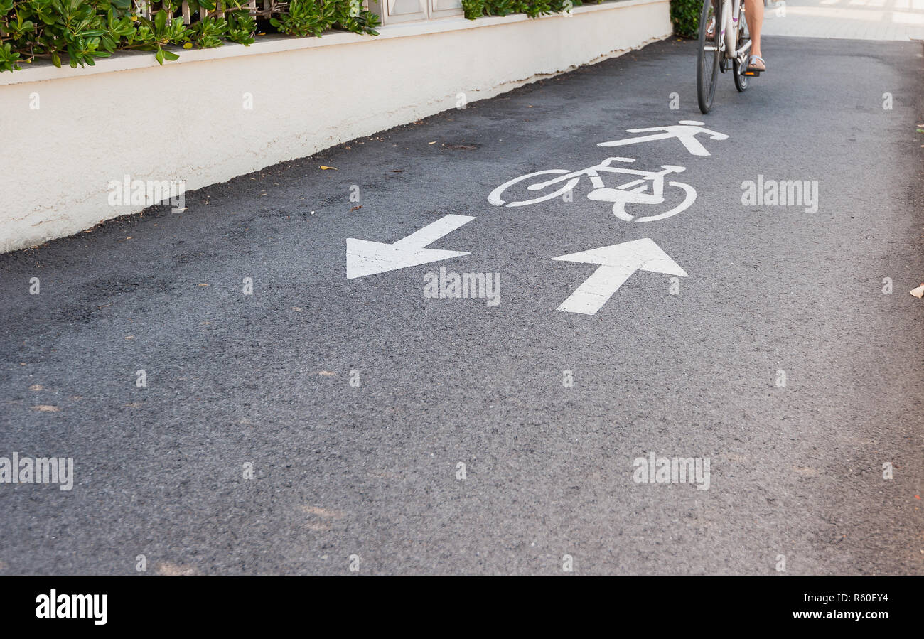 Bicycle road sign and arrow Stock Photo - Alamy