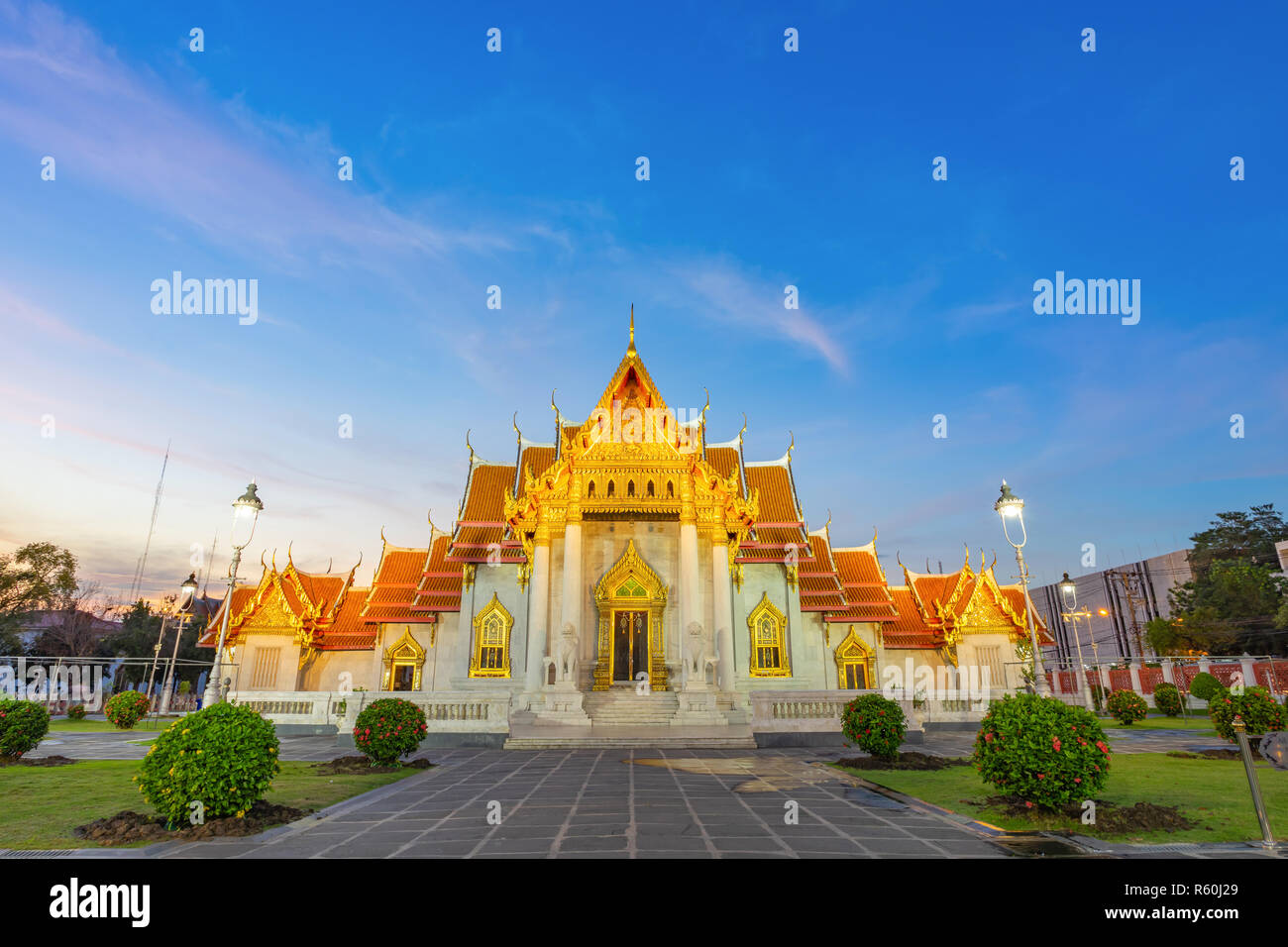 Thai Marble Temple (Wat Benchamabophit Dusitvanaram) night scene at ...