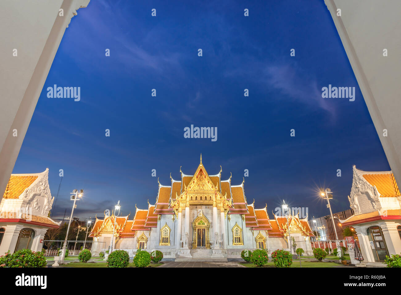 Thai Marble Temple (Wat Benchamabophit Dusitvanaram) night scene at ...