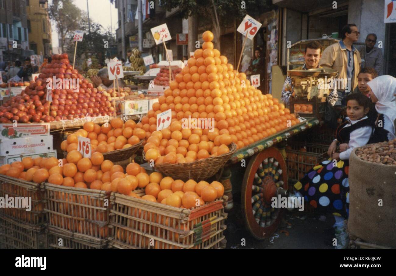 LAC REGION PHOTOS - Fruit and vegetable market Stock Photo - Alamy