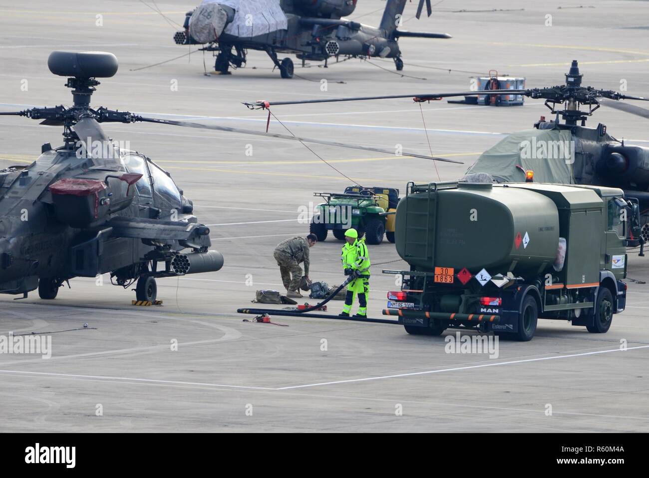 U s soldiers refuel military helicopter hi-res stock photography and ...