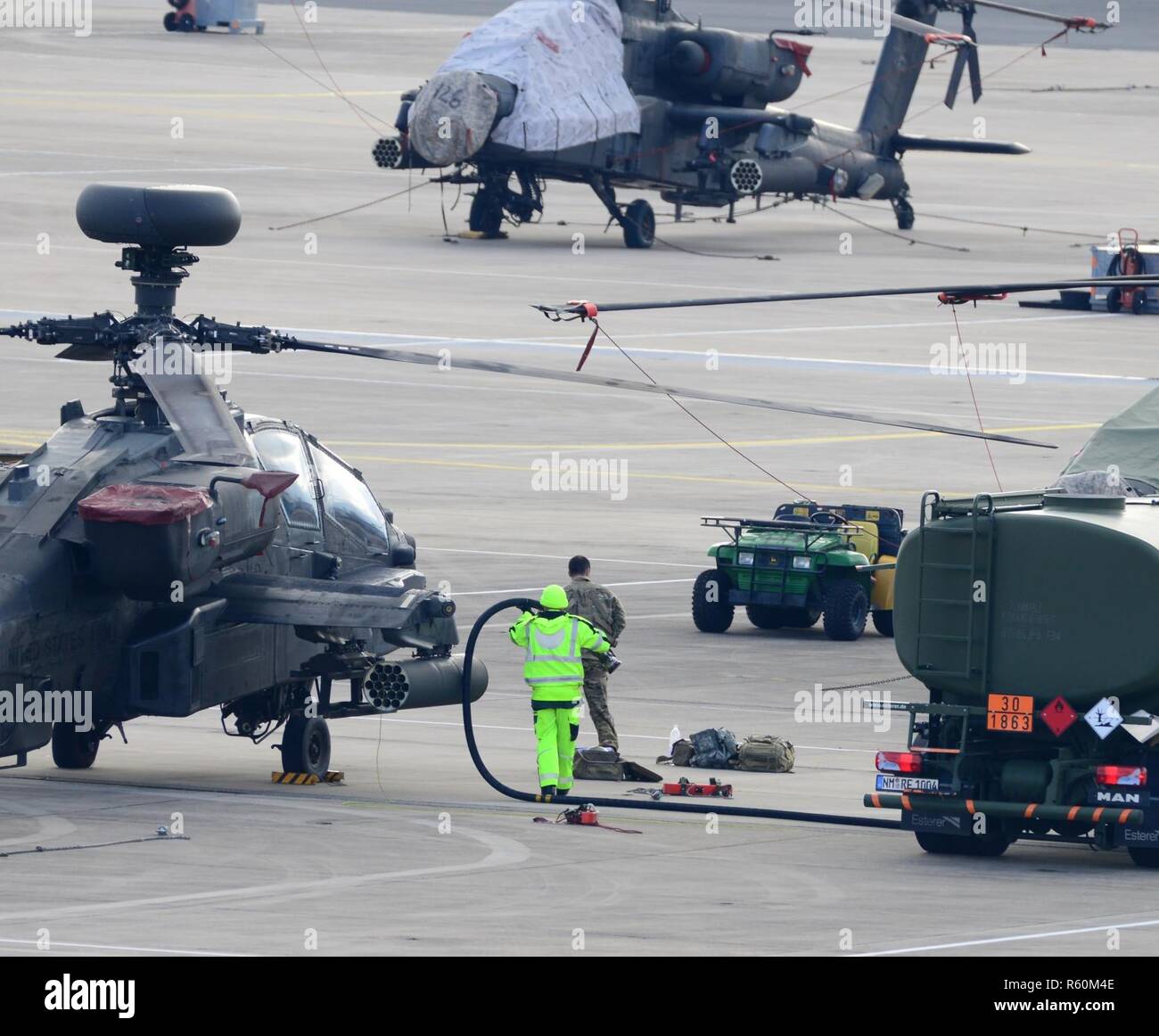 U s soldiers refuel military helicopter hi-res stock photography and ...