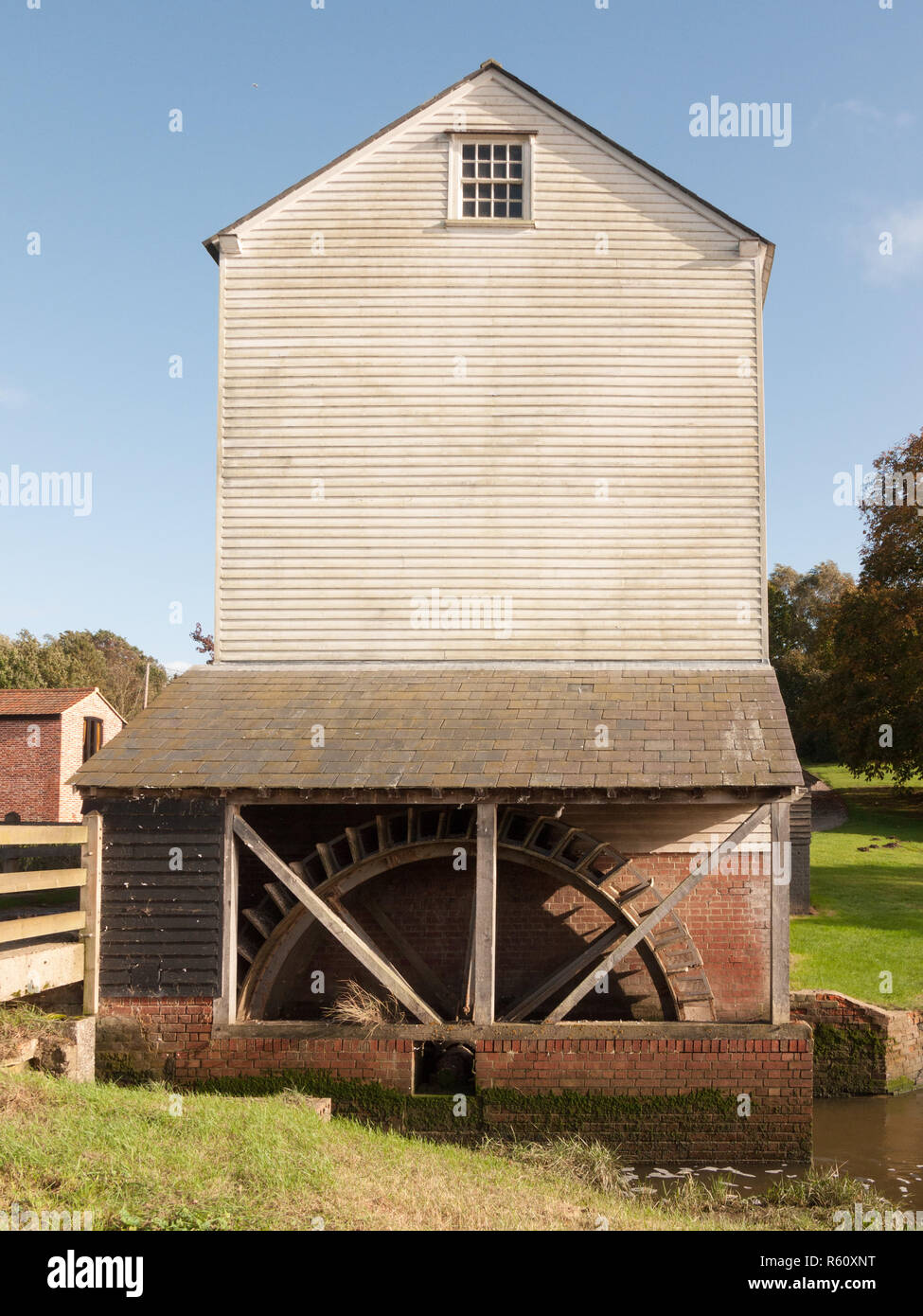 old white mill house turning well not moving lake water power ...