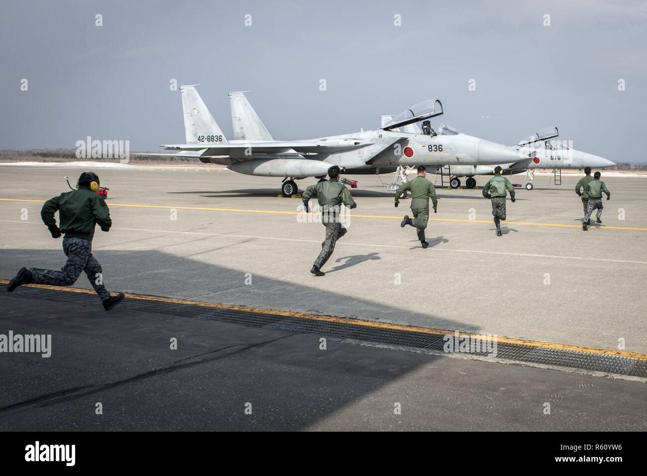 Koku-Jieitai pilots race to two Mitsubishi F-15J Eagles during a ...