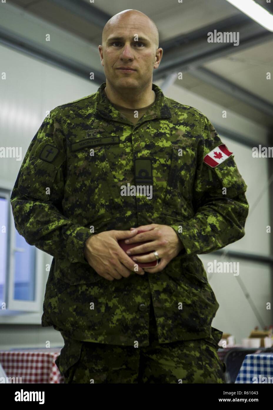 Canadian soldier salute hi-res stock photography and images - Alamy