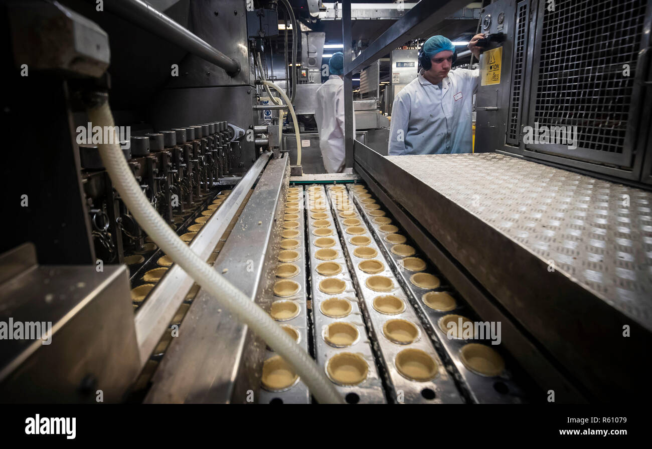 Mr kipling mince pies hi-res stock photography and images - Alamy