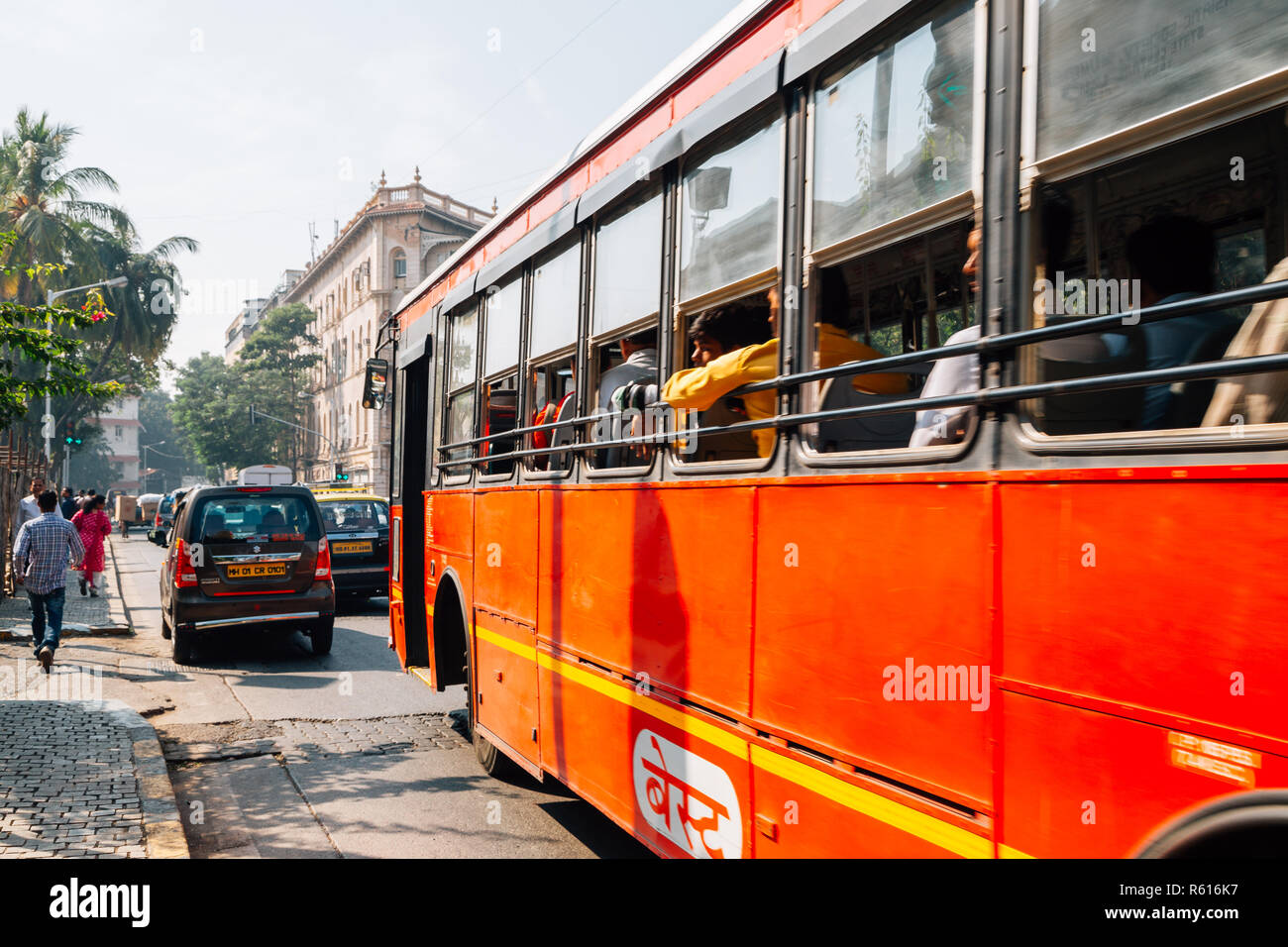 India crowd bus hi-res stock photography and images - Alamy
