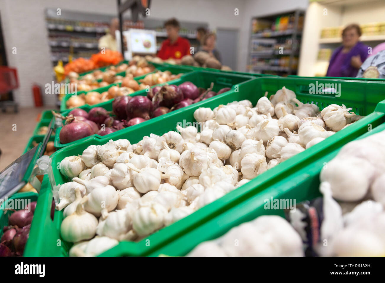 Garlic on supermarket vegetable shelf Stock Photo - Alamy